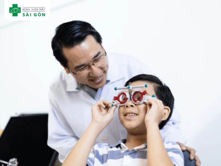 Mắt lác có nguy hiểm không? Nguyên nhân, triệu chứng, cách điều trị