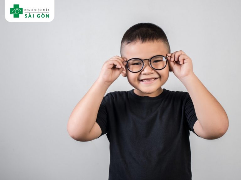 Mắt lác có nguy hiểm không? Nguyên nhân, triệu chứng, cách điều trị